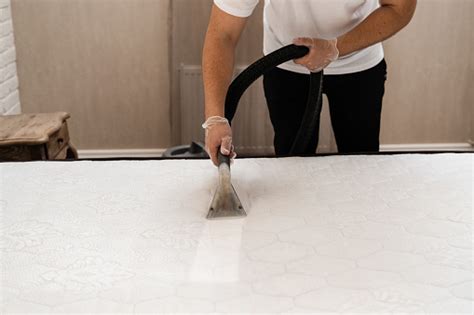 추출기 청소 기계를 사용하여 매트리스에서 먼지를 추출하는 과정 드라이 워시 클리너는 매트리스 드라이 클리닝 추출 기계에서 먼지와