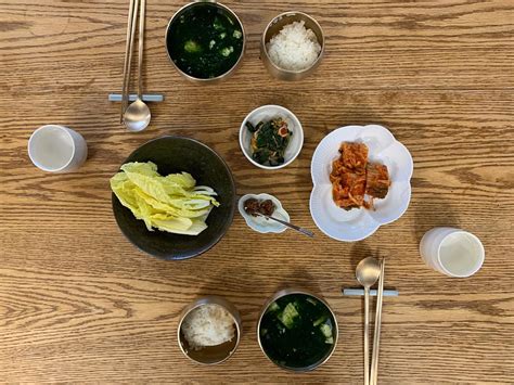 소행성밥상 쌔비테이블 매생이에 두부를 날려 썰어 넣었다 끓이기 전애 매생이를 들기름에 볶았더니