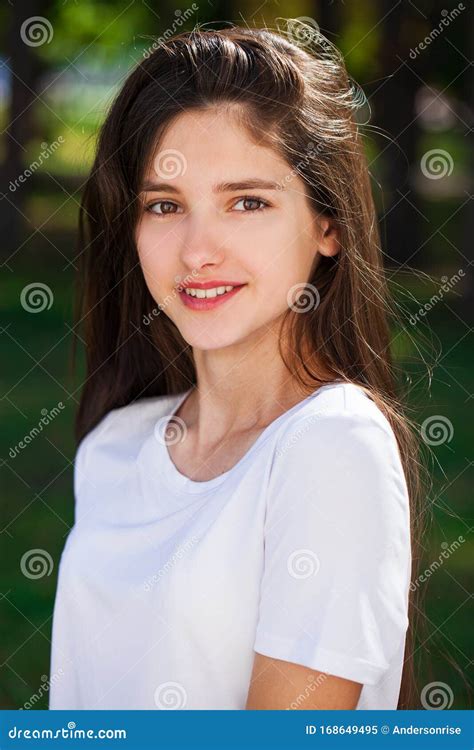 Junge Blondine Mit Nackten Schultern Stockbild Bild Von Herrlich