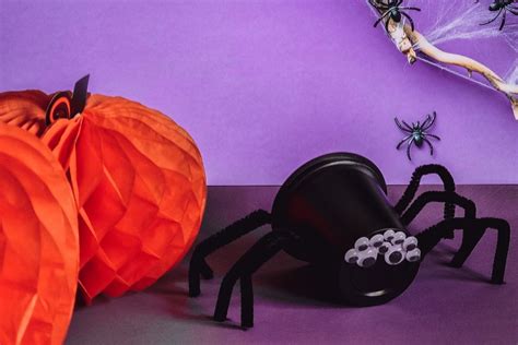 Addurniadau Calan Gaeaf Gan Ddefnyddio Potiau Iogwrt Llaeth Y Llan