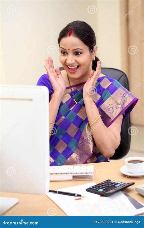 Mujer De Negocios India Tradicional Emocionada En El Escritorio De Oficina Imagen De Archivo