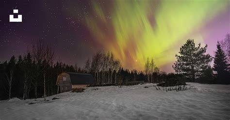 눈 덮인 들판 한가운데에 있는 집 사진 Unsplash의 무료 밤 이미지