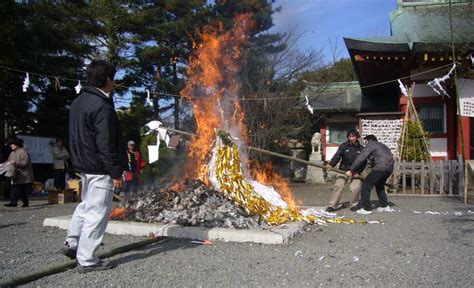 【公式】魚津市観光案内公式サイト ｜ うおっ！な魚津旅情報＠北陸・魚津 魚津ライブラリ／愛宕社の火祭り