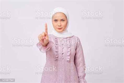 진지한 젊은 아름다운 아시아 무슬림 여성 20 대 히잡을 쓰고 흰색 배경에 고립 된 화난 표정으로 카메라를 멈추는 제스처를 보여줍니다 사람들의 종교적 생활 방식 개념 Eid