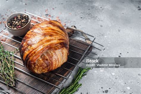 구운 미트로프와 베이컨 고기 덩어리를 그릴에 구워주세요 회색 배경 맨 위 보기입니다 복사 공간 0명에 대한 스톡 사진 및 기타 이미지 Istock