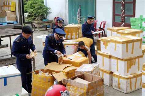 Tăng cường kiểm tra và xử lý nhiều vụ vận chuyển thực phẩm không an toàn