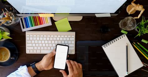 스마트 폰과 디지털 태블릿을 사용하는 디자이너 데스크탑 컴퓨터 창의적이지 않은 어두운 책상 사진 Unsplash의 사업 이미지