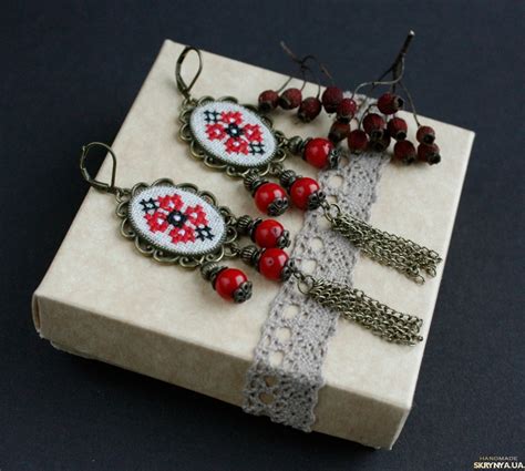 Купити Червоні сережки з намистинами і китицям Skrynya Ua