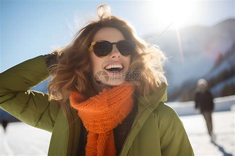阳光中微笑的女子高清图片下载 正版图片600918150 摄图网