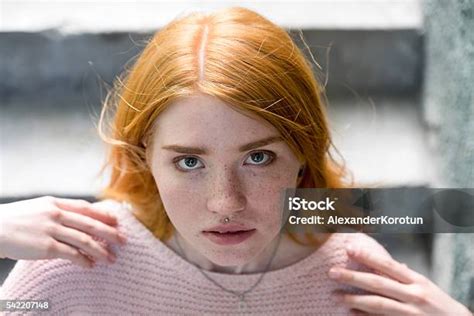 Gadis Berdiri Di Tangga Dan Melihat Ke Arah Kamera Foto Stok Unduh Gambar Sekarang Alam