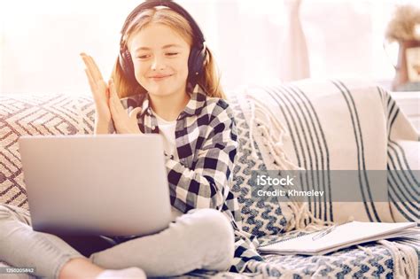 노트북 자기 학습 온라인 교육과 소파에 헤드폰을 착용 하는 십 대 소녀 개념에 대한 스톡 사진 및 기타 이미지 개념 거리가 먼 거실 Istock