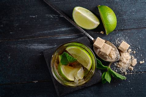 라임 민트 흑설탕 얼음을 곁들인 위스키와 콜라 칵테일 어두운 나무 배경에 유리로 알코올 음료 복사 공간 및 최고 전망 0명에 대한 스톡 사진 및 기타 이미지 Istock