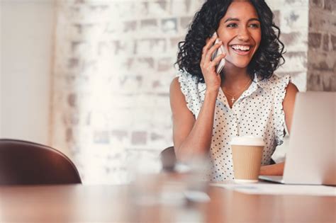 매력적인 여자는 노트북 컴퓨터와 휴대 전화에 대 한 얘기 기업가에 대한 스톡 사진 및 기타 이미지 기업가 노트북 노트북 사용하기 Istock
