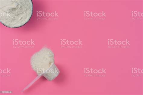 콜라겐 파우더가 빨간 배경에 컵을 측정하는 경우 복사 공간이있는 상단 보기 단백질 섭취 아름다움과 건강을 위한 천연 보충제 천연 콜라겐 컨셉 0명에 대한 스톡 사진 및 기타