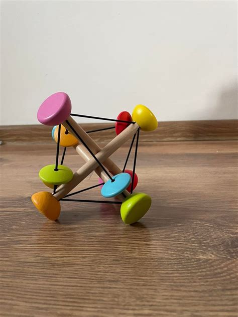 Дървена Играчка с Ластици за Развиване на Моториката Малки съкровища