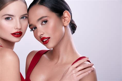 회색 배경에 빨간 립스틱을 가진 2 명의 여자 저녁 화장을 가진 예쁜 여자 갈색 머리에 대한 스톡 사진 및 기타 이미지 갈색 머리 건강한 생활방식 관능 Istock