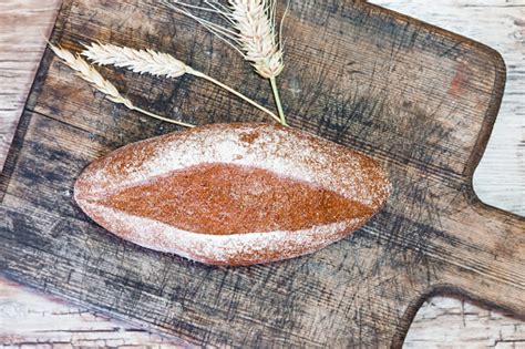 호 밀 빵 나무 보드 빈티지 소박한 스타일 수 제 케이크 클로즈업 타원형 모양 덩어리 0명에 대한 스톡 사진 및 기타 이미지 0명 갈색 건강한 식생활 Istock