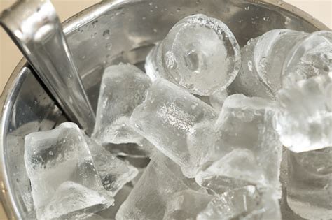 아이스 큐브 가득 전체 알루미늄에서 만들어진 실버 통 술집에서 테이블에 배치 됩니다 얼음 만들기 위해 만들어진 물 위스키 보드카 또는 알코올 음주 차가운 0명에 대한 스톡