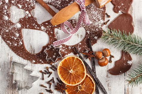 진저 브레드 를 베이킹크리스마스 쿠키 향신료 및 성분 반죽 가문비나무에 대한 스톡 사진 및 기타 이미지 가문비나무 건조 식품 계피 Istock