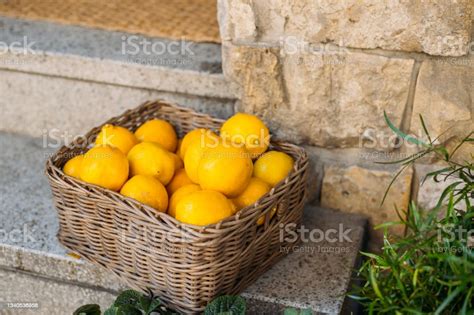 이탈리아 거리에 잘 익은 노란 레몬으로 가득 찬 고리버들 바구니 레몬 주스 과일 및 감귤류 과일 광고 비건 음식 0명에 대한 스톡 사진 및 기타 이미지 Istock