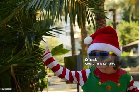 선글라스와 산타클로스 모자를 쓴 소년 가족과 함께 여행하기 12월에 대한 스톡 사진 및 기타 이미지 12월 2 3 살 겨울 Istock