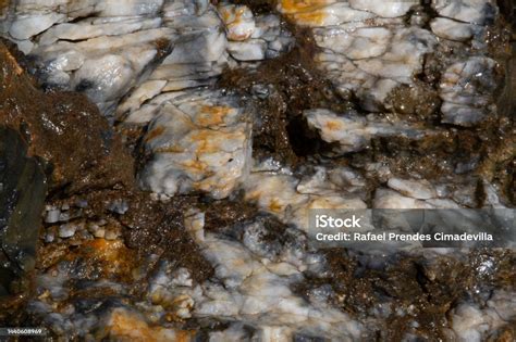 판매 세부 정보와 다양한 광물의 상감이있는 암석 암석의 자연 형태 0명에 대한 스톡 사진 및 기타 이미지 0명 가장자리 거친 Istock