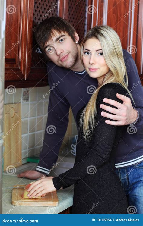 Familie Bij Een Keuken Stock Foto Image Of Wijfje Liefde