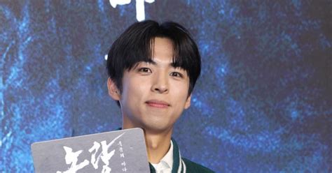 포토 주종혁 귀엽게 브이