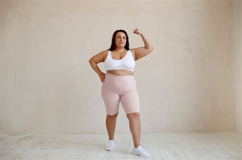 스튜디오에서 포즈를 취하는 전체 샷 플러스 사이즈 모델 무료 사진