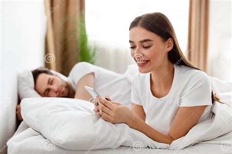 Tradimento Di Una Moglie Al Telefono Mentre Il Marito Dorme In Camera