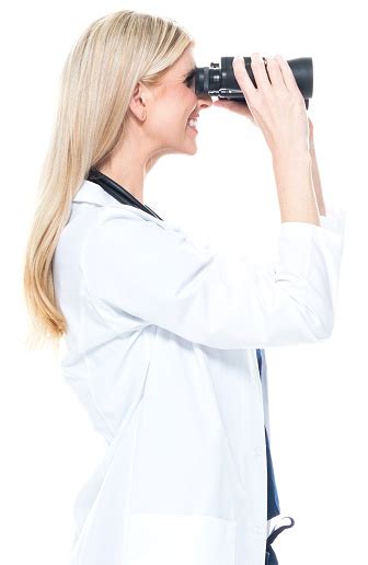 백인 젊은 여성 의사 실험실 코트를 입고 쌍안경을 들고 흰색 배경 앞에 서 20 29세에 대한 스톡 사진 및 기타 이미지 20 29세 25 29세 건강관리와 의술