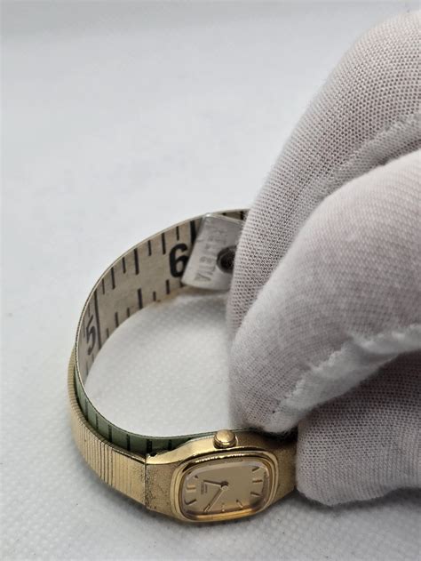 Vintage Seiko Small Square Ladies Gold Tone Quartz Watch Classy