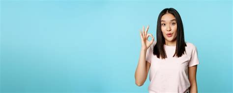 Menina Morena Entusiasmada Coreana Mostra Sinal De Ok Assistindo Smth Fant Stico Pre O Incr Vel