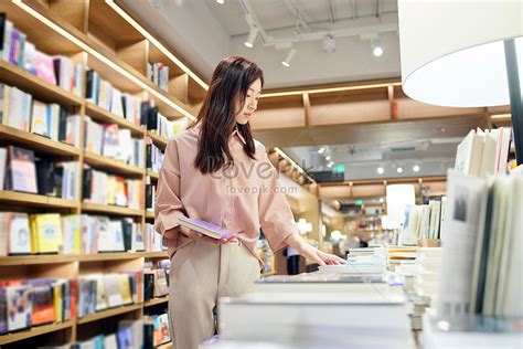 서점에서 책을 선택하는 젊은 여성