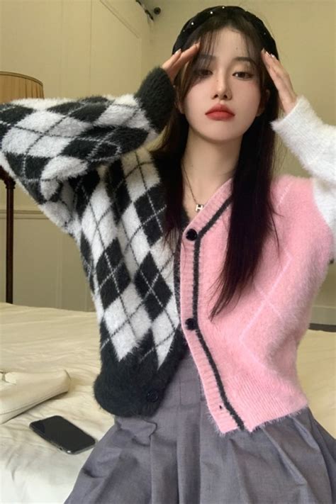 패션 바이 카카오 러피 인조 밍크 반반 아가일 브이넥 긴소매 롱슬리브 니트 가디건