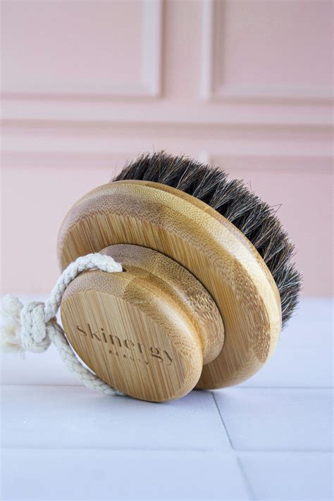 건강한 피부 관능 미니멀리스트 바디 브러쉬 바디 케어 부드러운 각질제거 부드러운 조명 뷰티 루틴 사람 소프트 포커스 수직 쐈어 스킨케어 아시아 여성