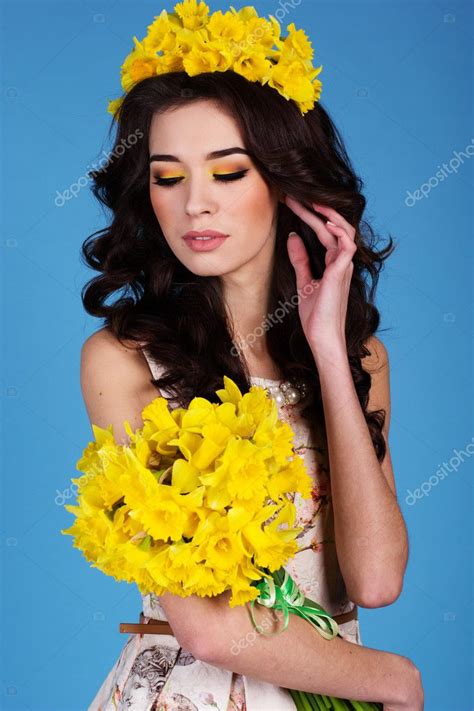 Beautiful Eye Makeup For Yellow Dress