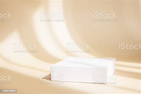 그림자와 파스텔 베이지 배경에 추상빈 흰색 연단 뷰티 제품 프리젠 테이션 및 전시회를 위해 연단을 모의 화장품에 대한 추상적 인 스탠드 최소한의 개념 공간을 복사합니다 배경