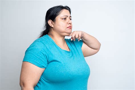 과체중 인도 여자는 흰색 배경에 고립 된 이중 턱 지방을 확인합니다 플러스 사이즈 여성 건강 관리 개념 40 44세에 대한 스톡