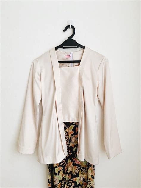 Modern Kebaya Set Batik Kipas Women S Fashion Muslimah Fashion Baju Kurung Sets On Carousell