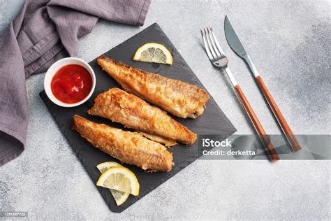 토마토 소스와 신선한 레몬 조각을 곁들인 생선 갈락 튀김 지방이 많은 패스트 푸드를 먹는 개념 회색 콘크리트 배경 복사 공간 개념에 대한 스톡 사진 및 기타 이미지 Istock