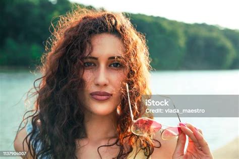 Gadis Keriting Yang Cantik Di Tepi Danau Foto Stok Unduh Gambar