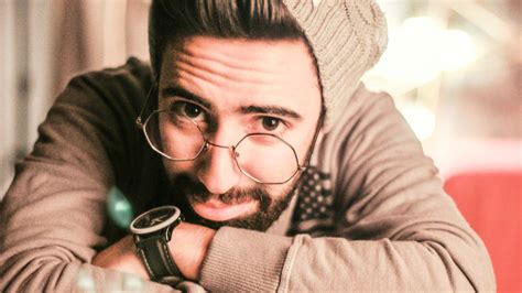 5 Red Flags A A Mans Interest In You Has Turned Into A Disturbing