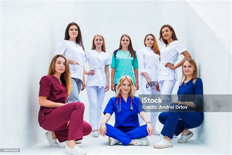 간호 학교 혼합 인종 전문 의대생 그룹 직원 외과 의사 의학 및 의료 개념 간호사에 대한 스톡 사진 및 기타 이미지 간호사
