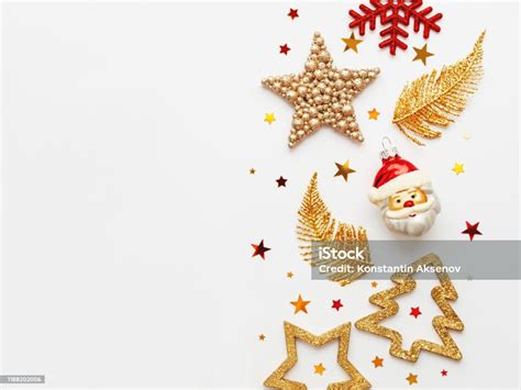 빨간색과 황금 새해 장식의 행입니다 밝은 빛나는 깃털이나 잎 전나무 나무 산타 클로스와 크리스마스 트리별 색종이 상단보기 평평한 누워 0명에 대한 스톡 사진 및 기타 이미지