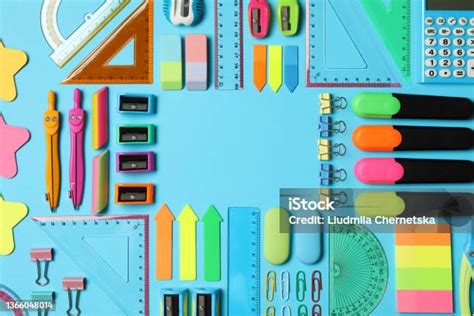 밝은 파란색 배경 평평한 평지에 다른 문구의 프레임 학교로 돌아가기 0명에 대한 스톡 사진 및 기타 이미지 0명 갈음질 개체 그룹 Istock