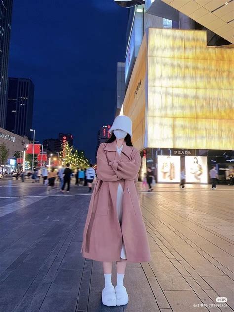 Save Follow นางแบบ เพศหญิง เซ็ตเสื้อผ้า