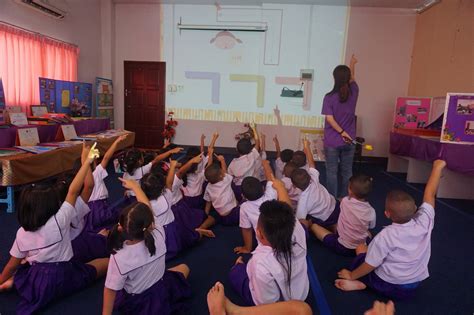 🌱퉁싸왕 공립 유치원 한국어 And 음악 수업🌱 팔로~ 다리로~ 몸으로 자음 ㄱ을 만들어요 🕺🏻🤸🏻‍♂️ 그림 안에 숨어 있는 기역을 찾아요 노래에 맞춰 신나는 컵타를