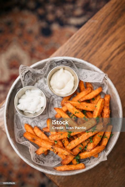 노련한 감자 튀김과 디핑 수스가 있는 접시 위에서 바라보는 경치 프렌치 프라이에 대한 스톡 사진 및 기타 이미지 프렌치 프라이 고구마 마요네즈 Istock