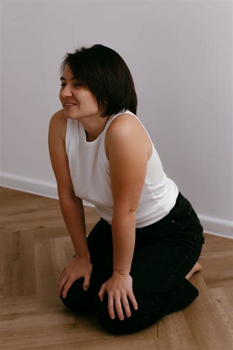 다리 모델 무릎 꿇고 있는 수직 쐈어 여성 청바지 흰색 배경에 관한 무료 스톡 사진